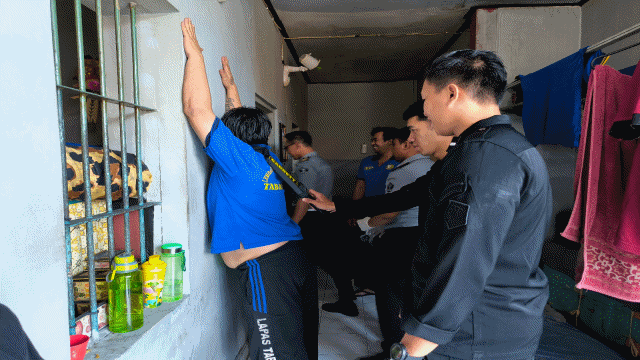 Petugas Geledah Blok Hunian Napi Lapas Tabanan dan Lakukan Tes Urin ...