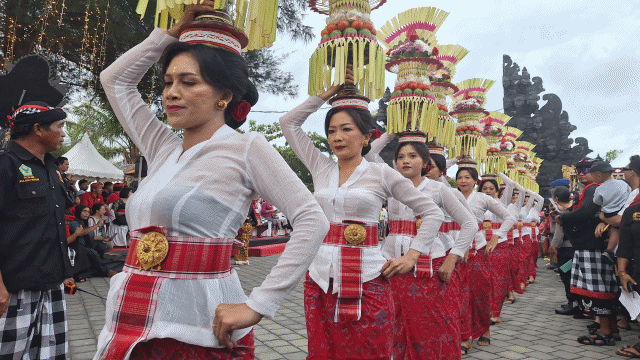 Parade Gebogan Meriahkan Pembukaan Festival Tanah Lot Art & Food 2024