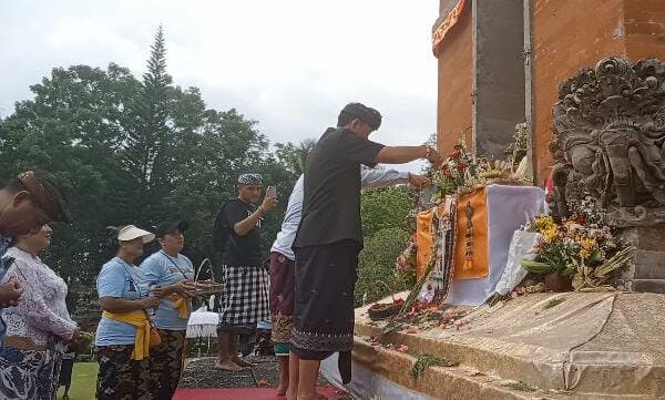 Mulyadi-Ardika Sembahyang dan Tabur Bunga di TPB Margarana