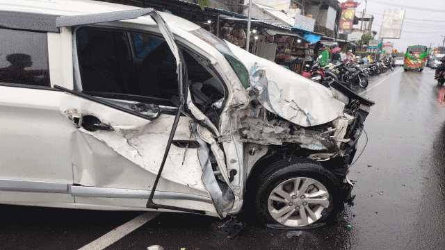 Tabrakan Avanza vs Truk di Depan Pasar Bajera, Pengemudi Mobil Luka-luka