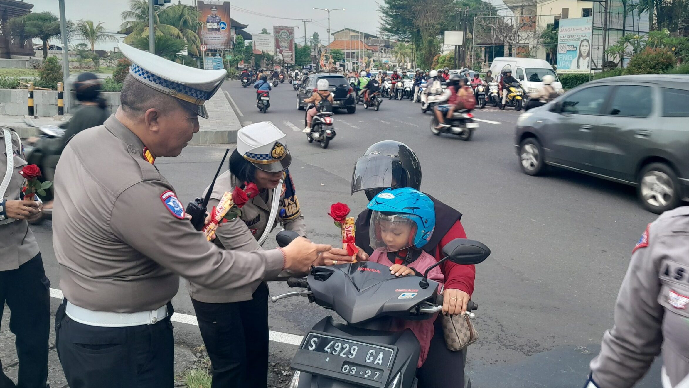 Hari Valentine, Pengguna Jalan di Tabanan Diberi Bunga Mawar dan Coklat
