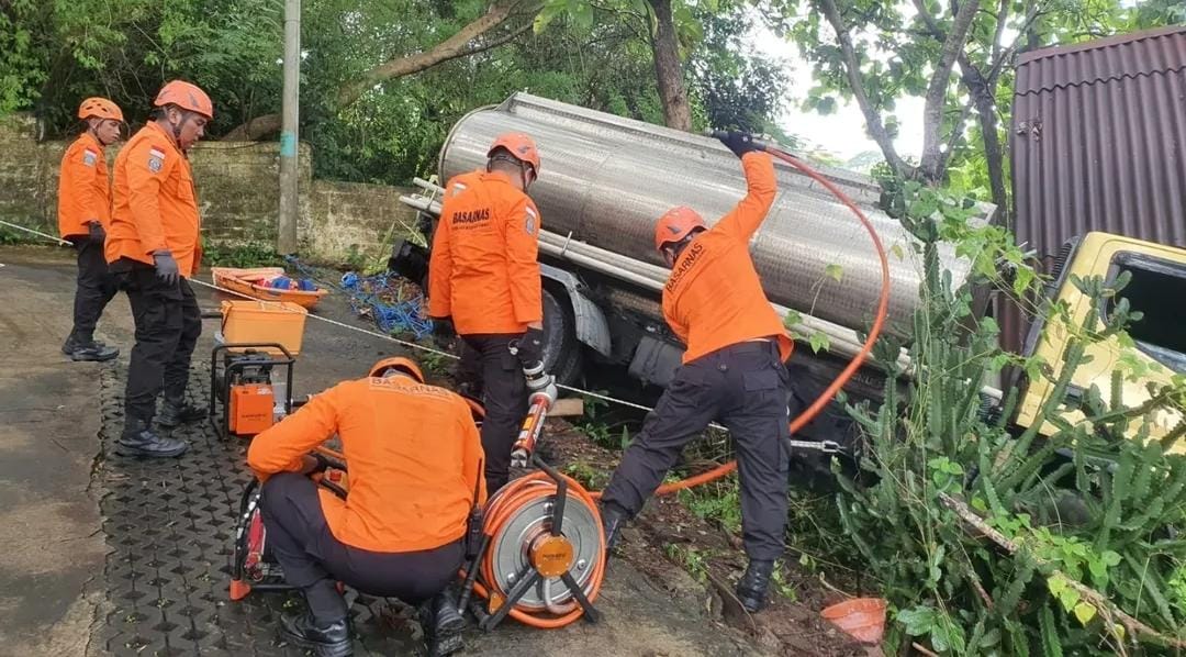 Niat Ganjal Roda Kendaraan, Sopir Truk Tangki Terjepit AS Roda Hingga Tewas