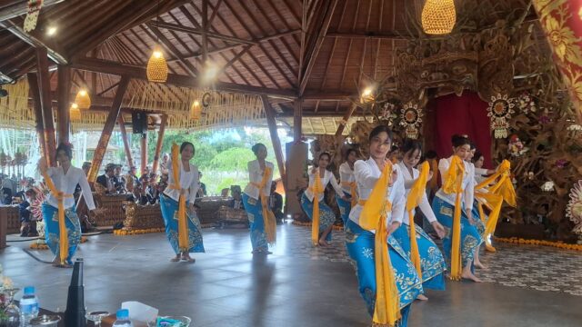 Parade Gebogan hingga Tari Kecak Kembali Digelar di DTW Ulun Danu ...